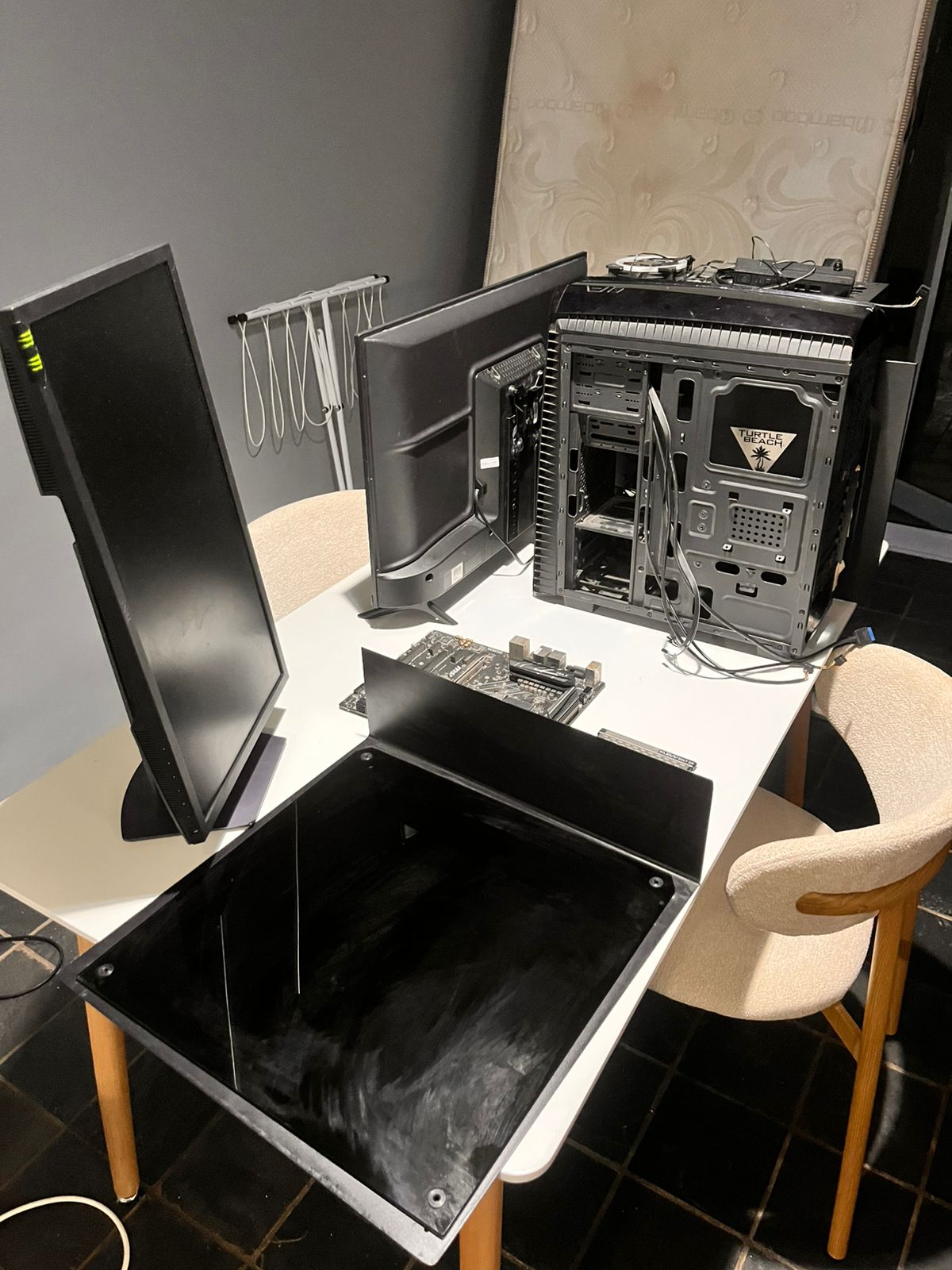[For Sale] - TECH DUMP 2X MONITORS 1X MOTHEBOARD 1X DDR4 16GB 3200 2XPC ...